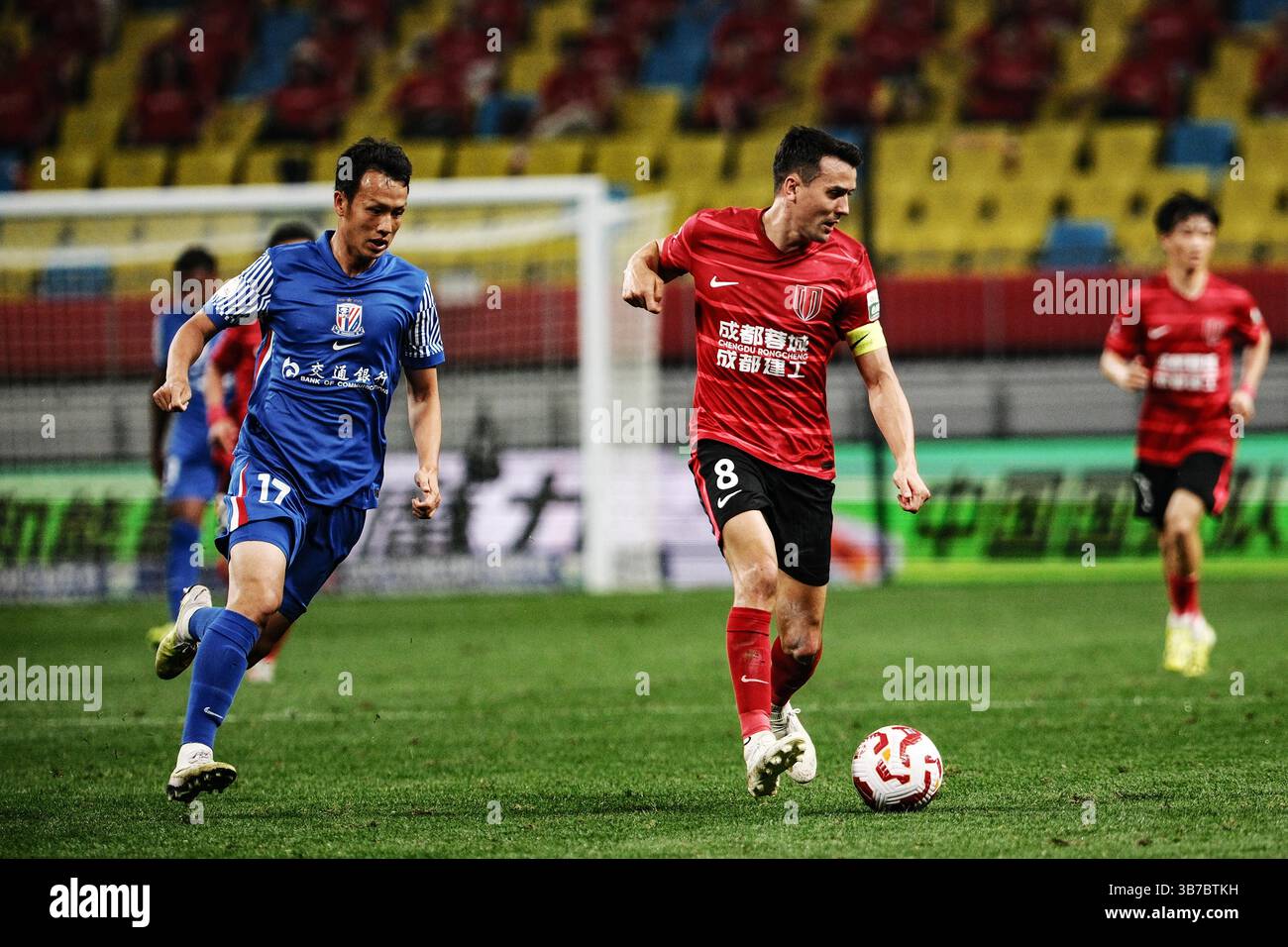 Chengdu Rongcheng Football Club defeated Shanghai Shenhua Football Club ...