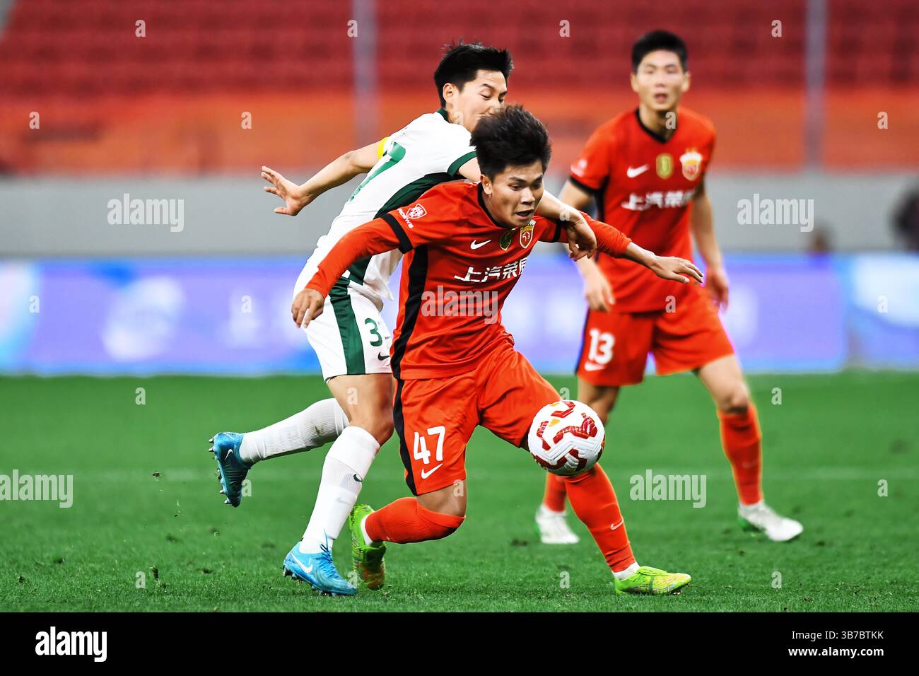 Beijing Guoan Football Club defeated Shanghai Port Football Club with 2 ...
