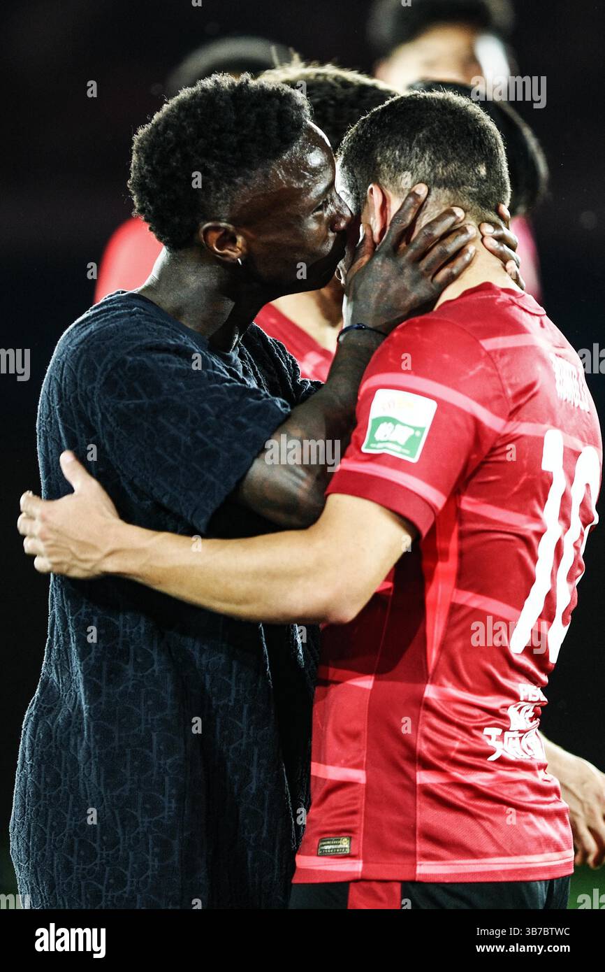 Chengdu Rongcheng Football Club defeated Shanghai Shenhua Football Club ...