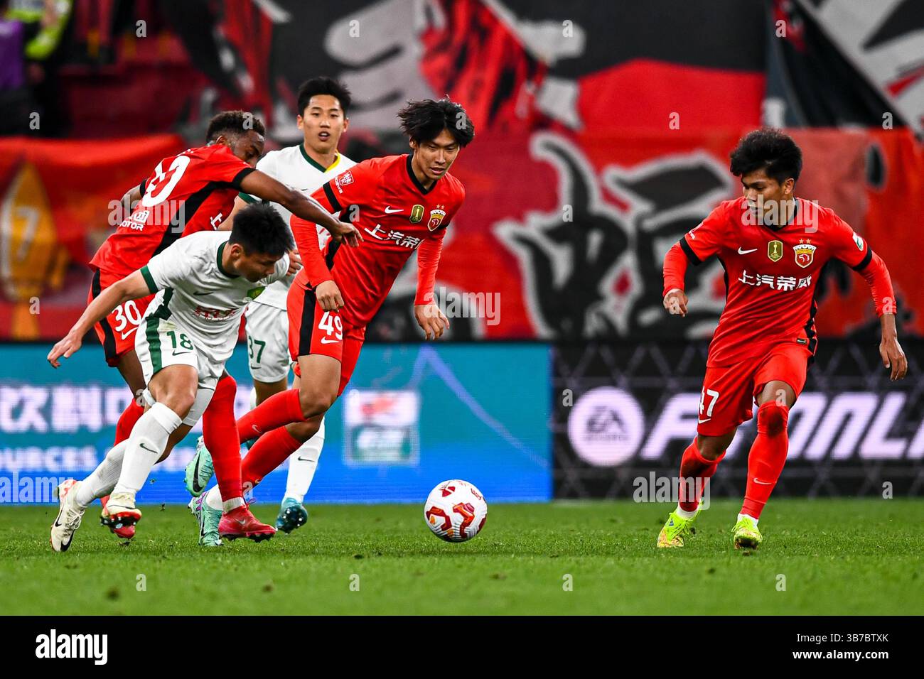 Beijing Guoan Football Club defeated Shanghai Port Football Club with 2 ...