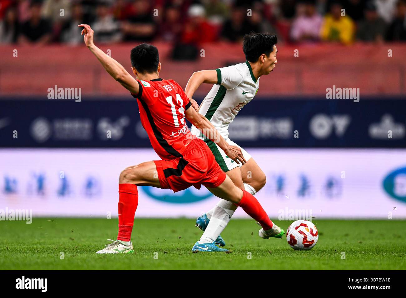 Beijing Guoan Football Club defeated Shanghai Port Football Club with 2 ...