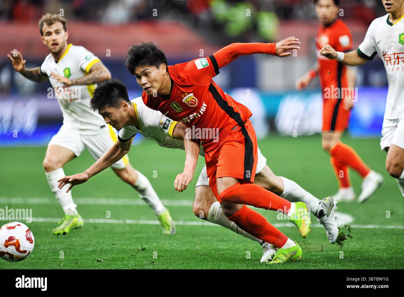 Beijing Guoan Football Club defeated Shanghai Port Football Club with 2 ...