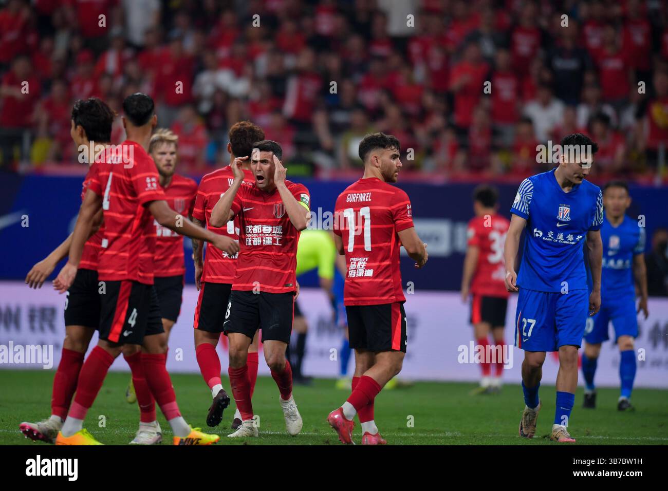 Chengdu Rongcheng Football Club defeated Shanghai Shenhua Football Club ...