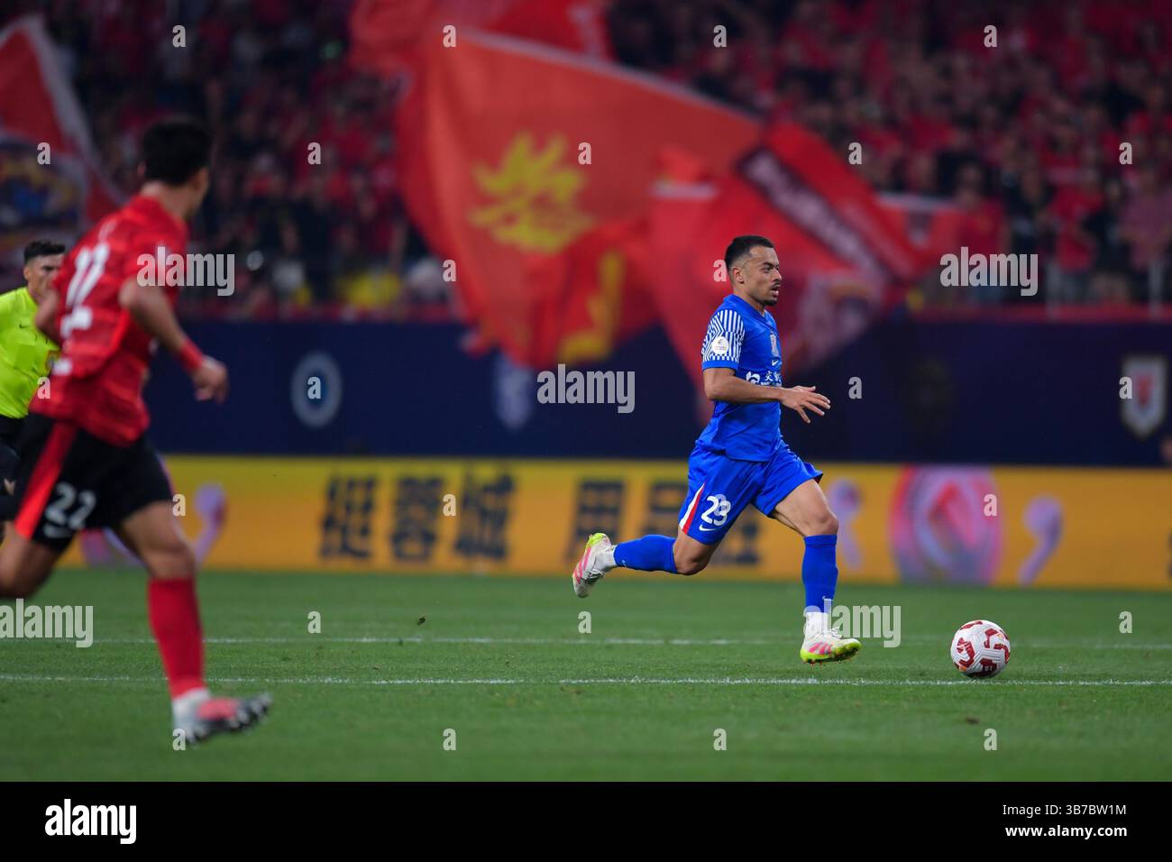 Chengdu Rongcheng Football Club defeated Shanghai Shenhua Football Club ...