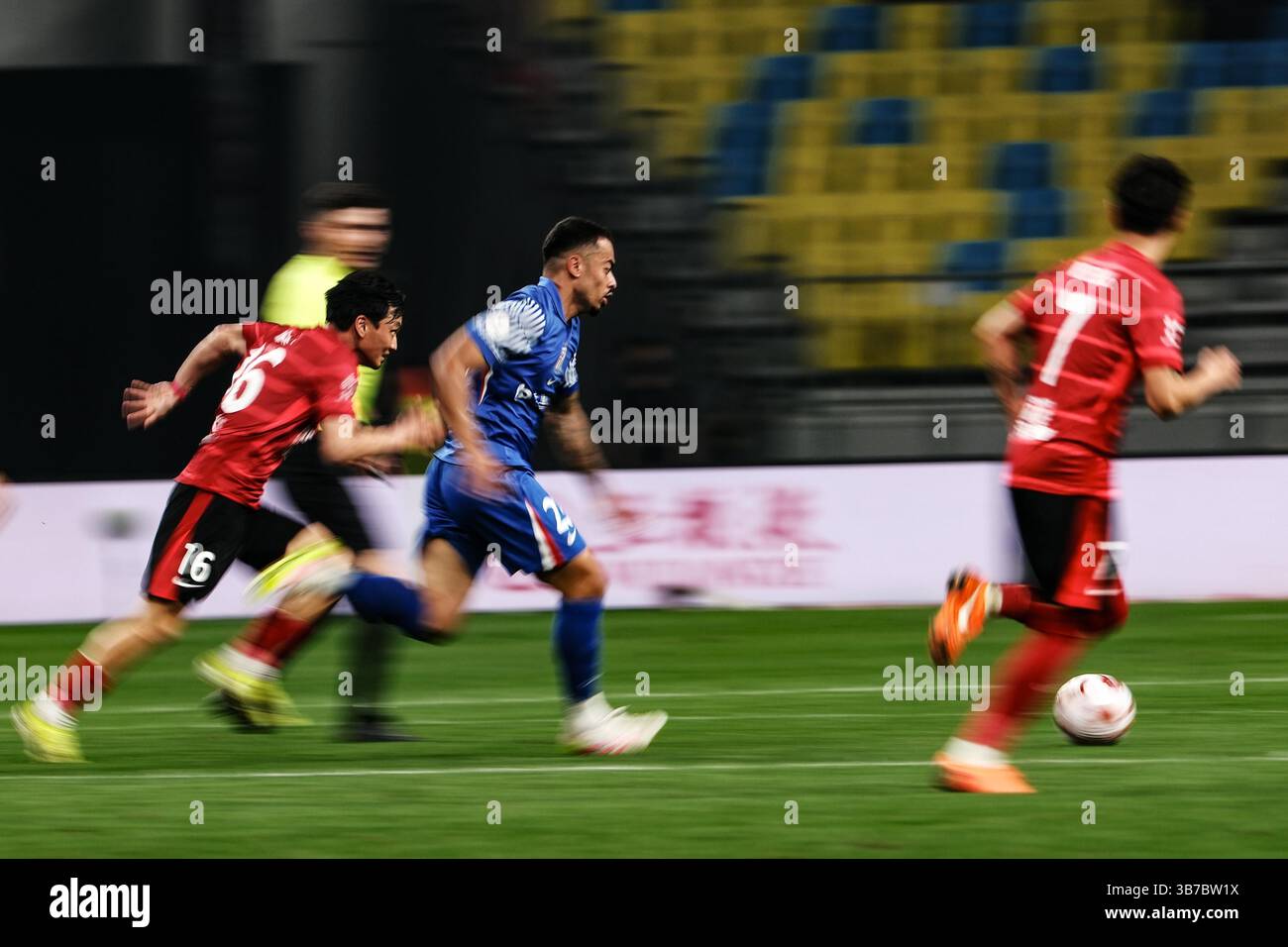 Chengdu Rongcheng Football Club defeated Shanghai Shenhua Football Club ...