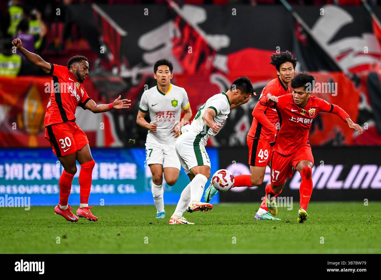 Beijing Guoan Football Club defeated Shanghai Port Football Club with 2 ...