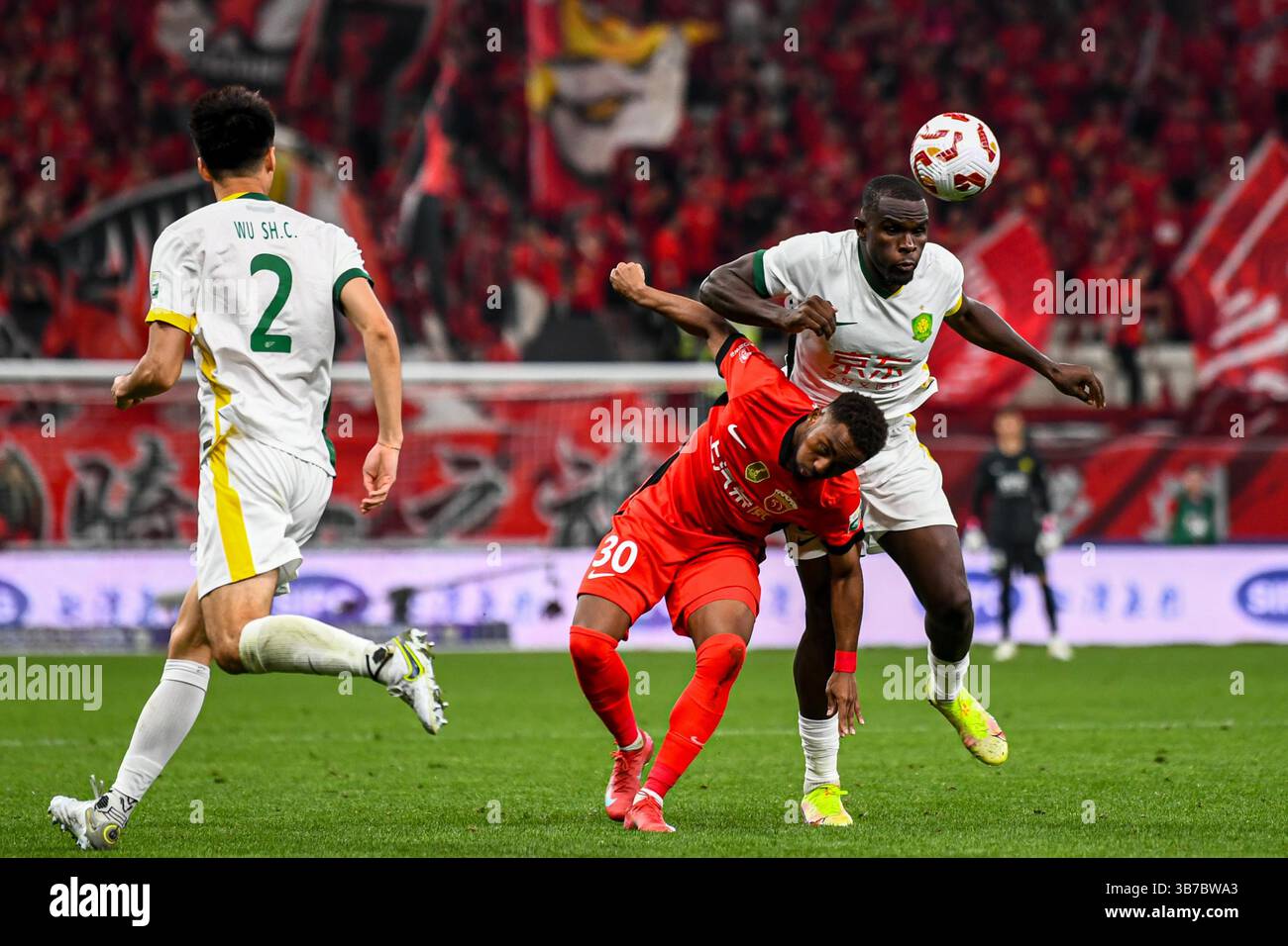 Beijing Guoan Football Club defeated Shanghai Port Football Club with 2 ...