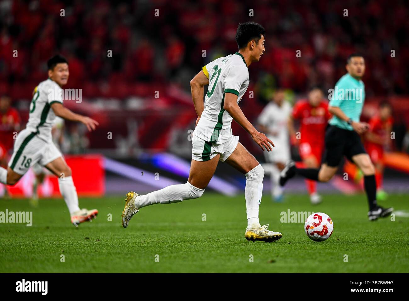 Beijing Guoan Football Club defeated Shanghai Port Football Club with 2 ...