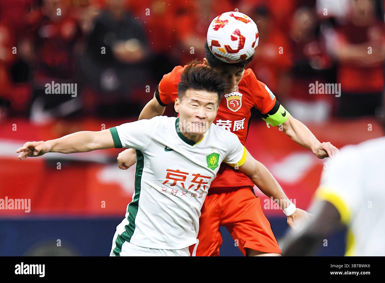 Beijing Guoan Football Club defeated Shanghai Port Football Club with 2 ...