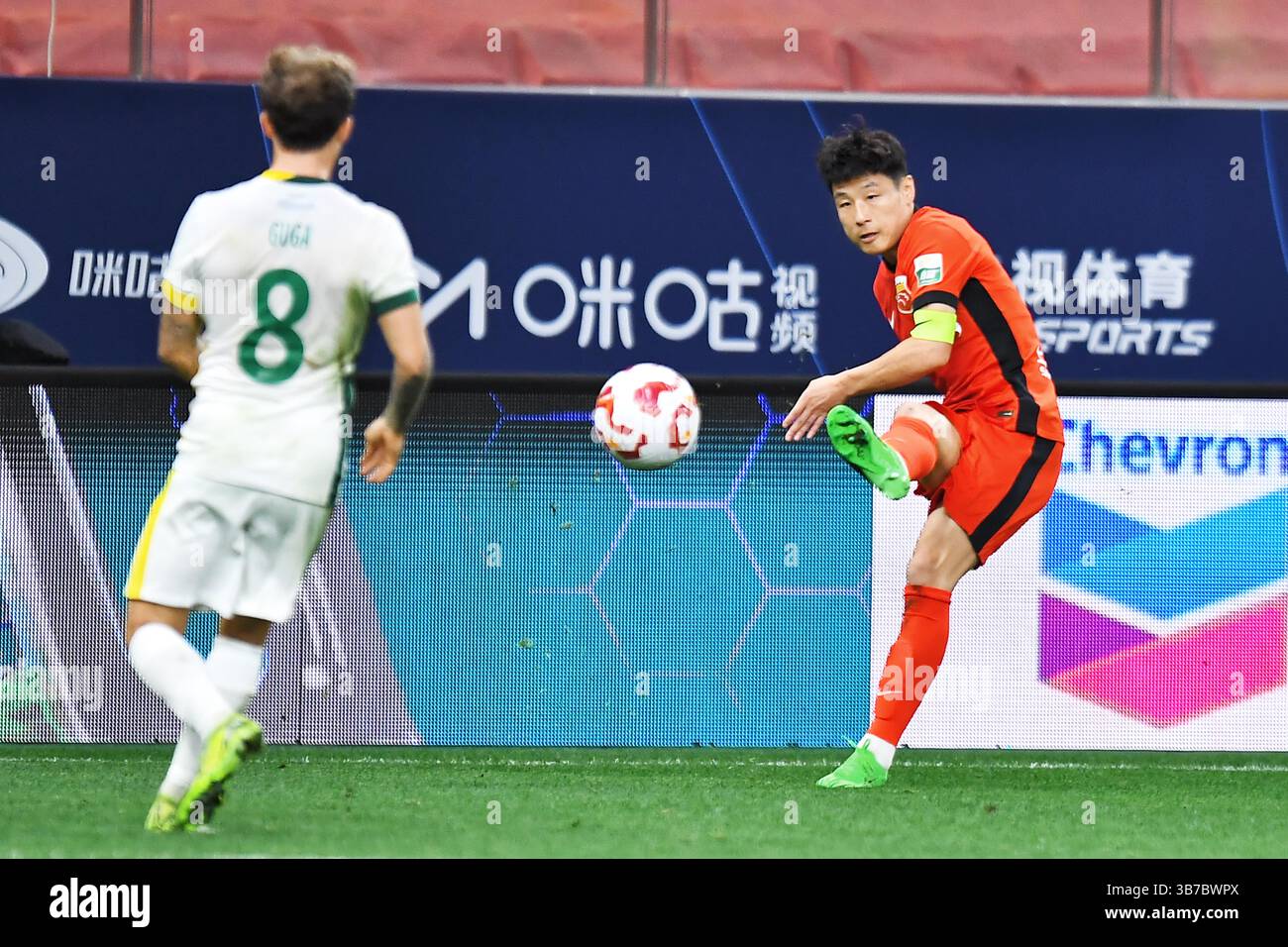 Beijing Guoan Football Club defeated Shanghai Port Football Club with 2 ...