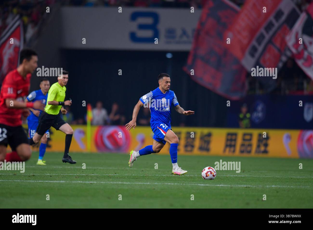 Chengdu Rongcheng Football Club defeated Shanghai Shenhua Football Club ...