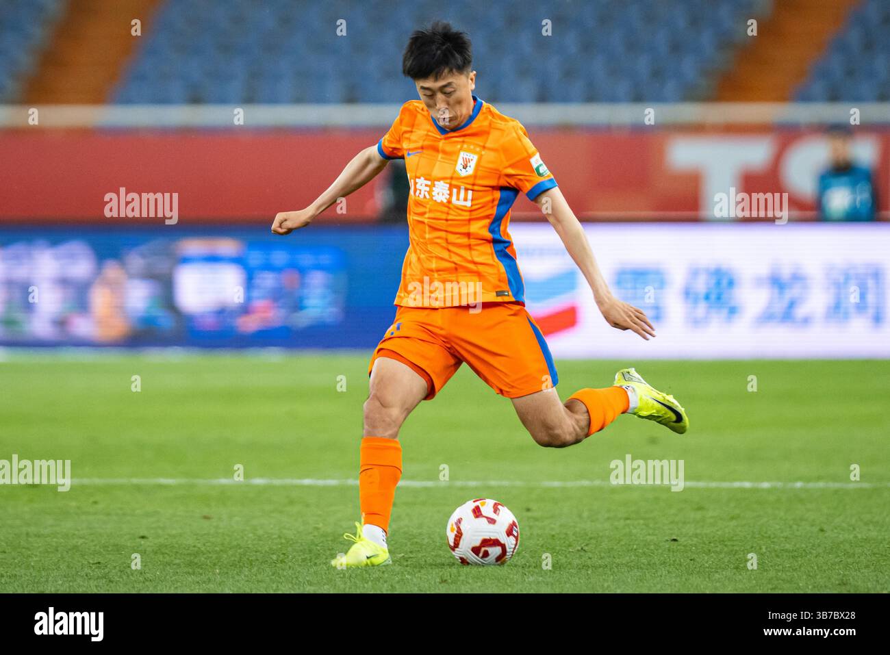 Shandong Taishan Football Club 1-1 draw Qingdao Hainiu Football Club at ...