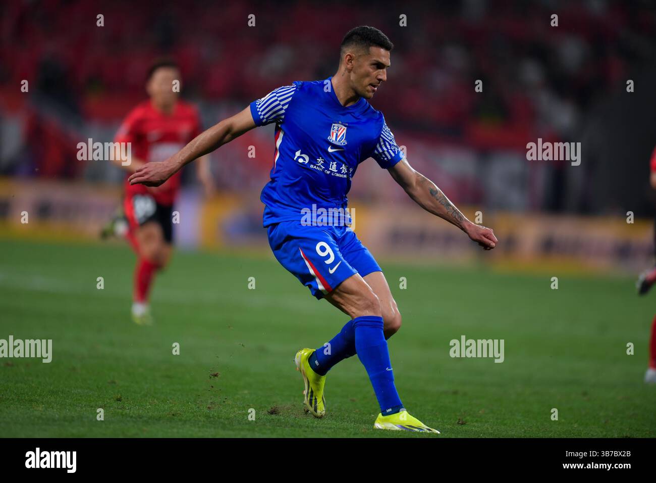 Chengdu Rongcheng Football Club defeated Shanghai Shenhua Football Club ...