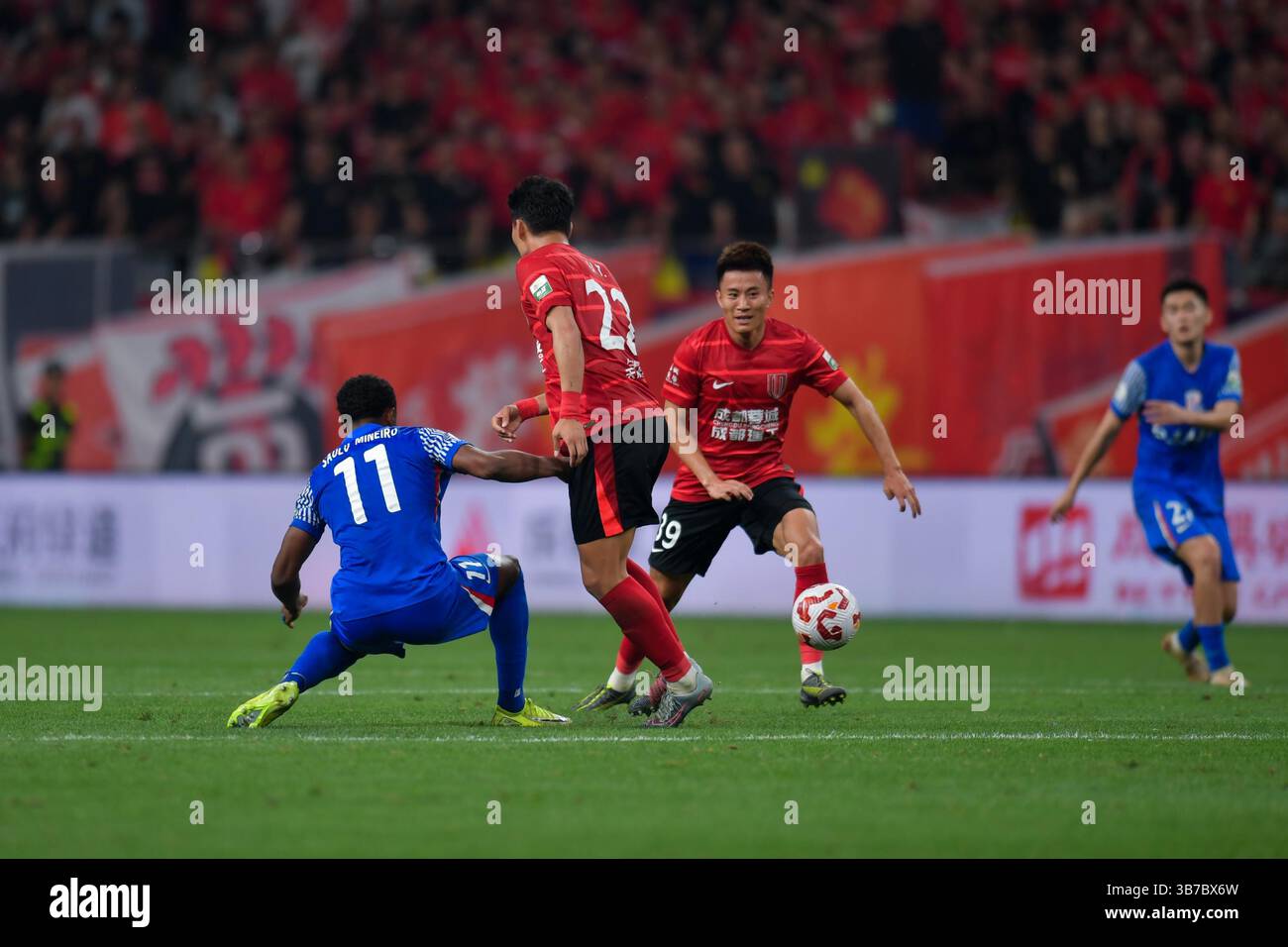 Chengdu Rongcheng Football Club defeated Shanghai Shenhua Football Club ...