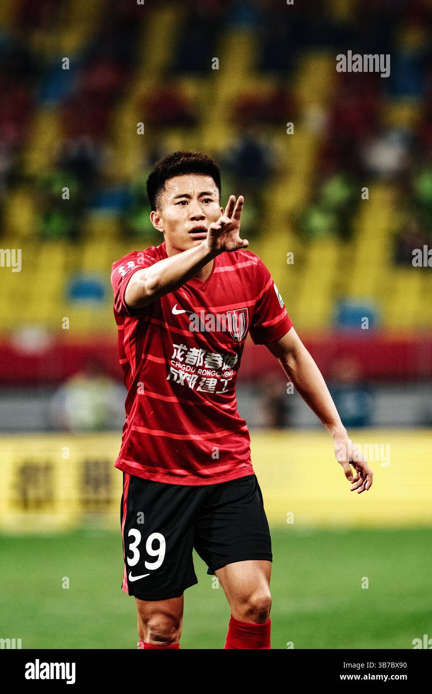 Chengdu Rongcheng Football Club defeated Shanghai Shenhua Football Club ...