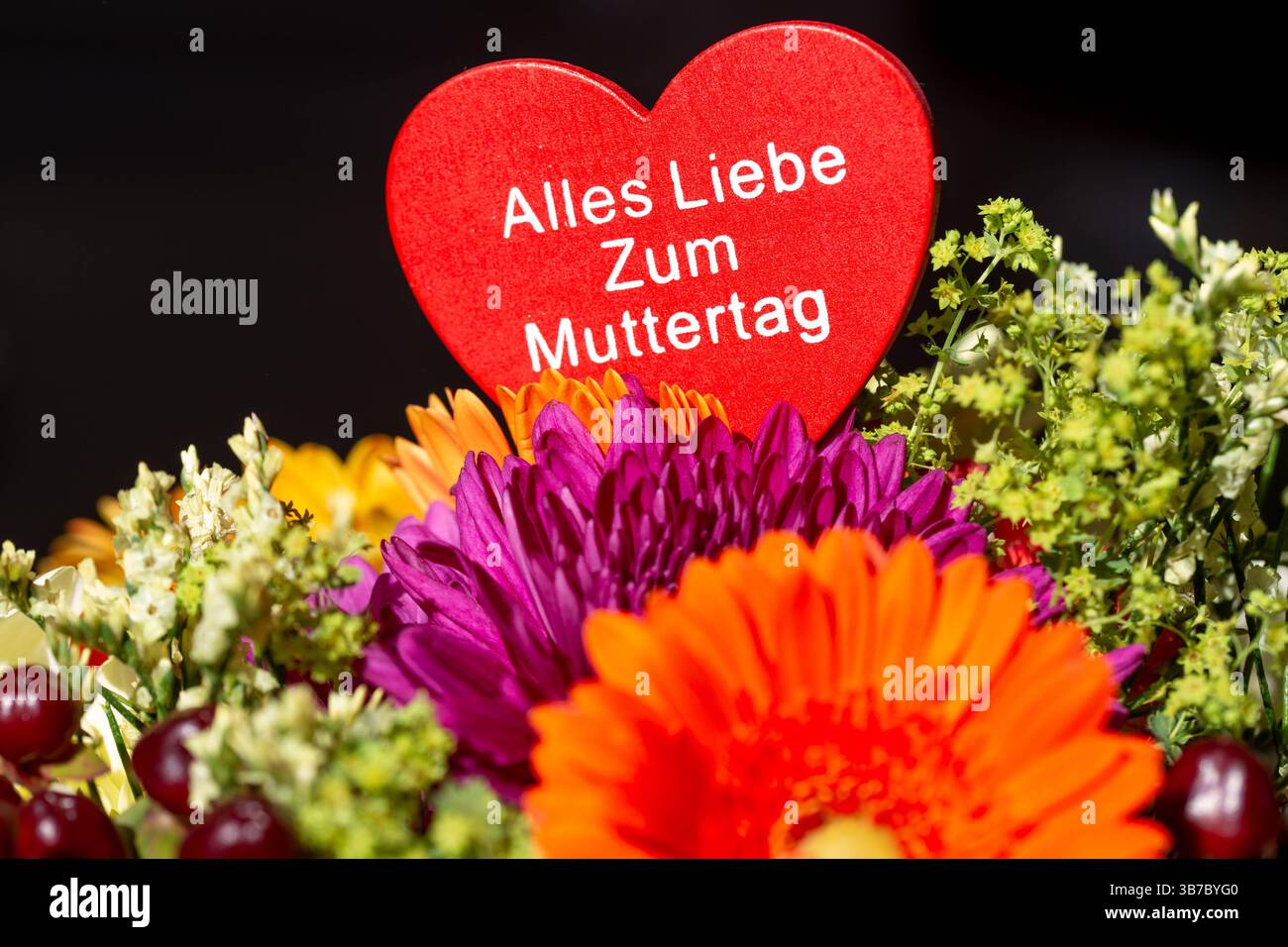 Muttertag: Blumenstrauß mit einem Herz mit der Aufschrift ALLES LIEBE ...