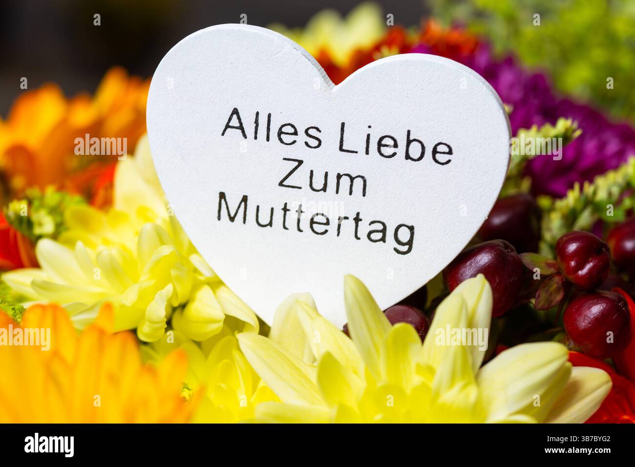 Muttertag: Blumenstrauß mit einem Herz mit der Aufschrift ALLES LIEBE ...