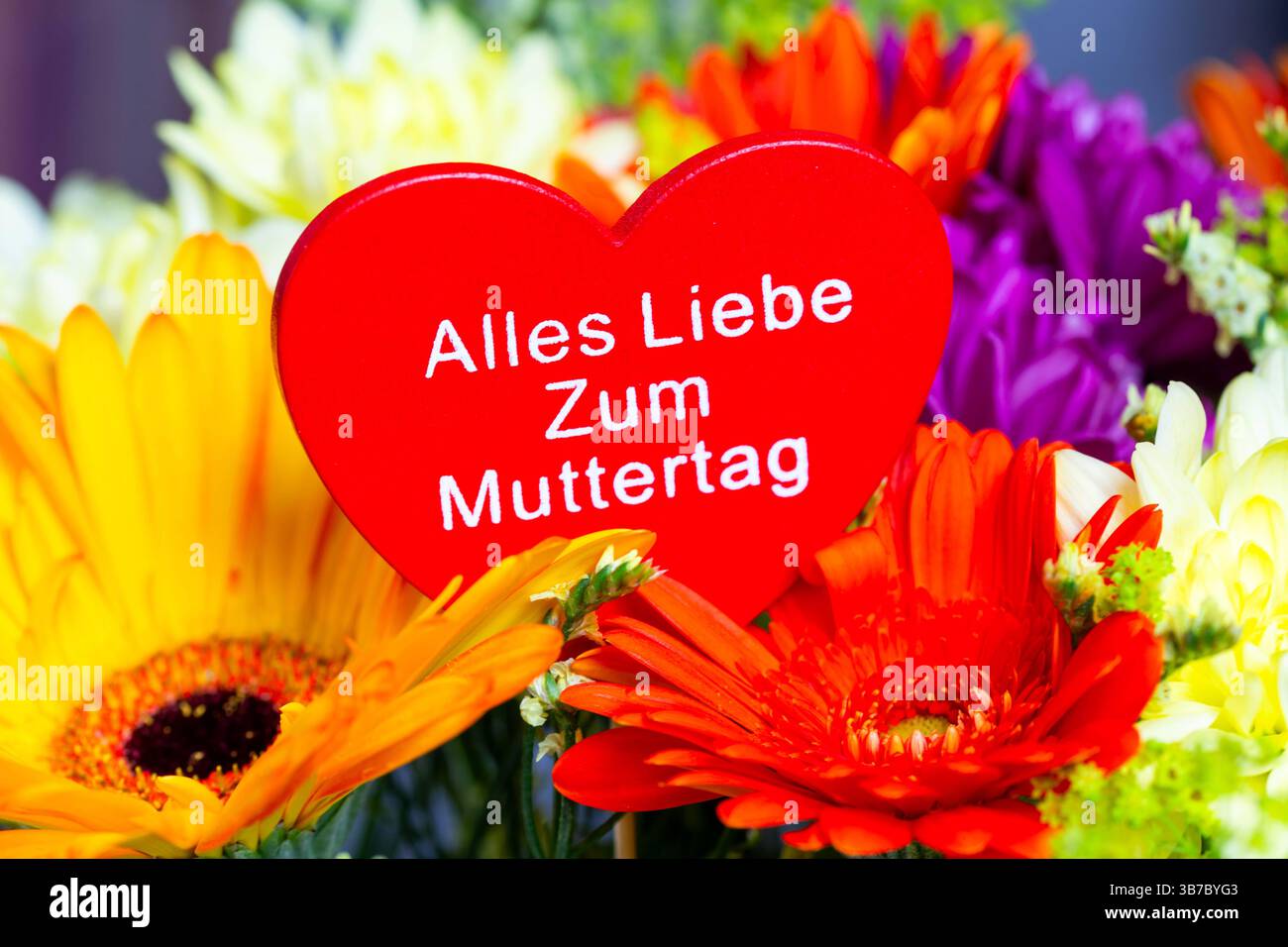 Muttertag: Blumenstrauß mit einem Herz mit der Aufschrift ALLES LIEBE ...