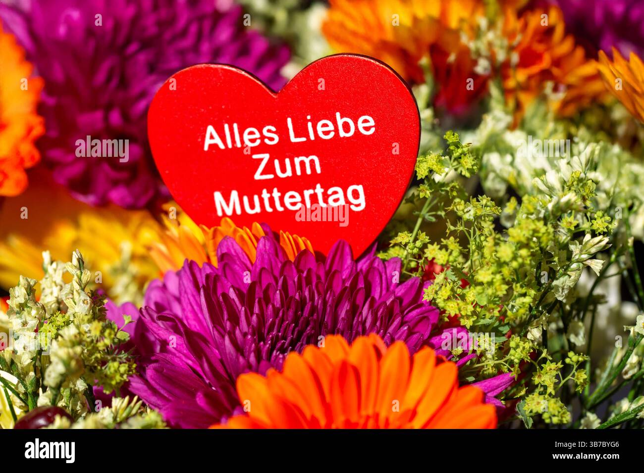 Muttertag: Blumenstrauß mit einem Herz mit der Aufschrift ALLES LIEBE ...