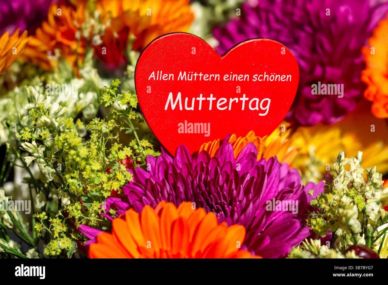 Muttertag: Blumenstrauß mit einem Herz mit hinzugefügtem Text ALLEN ...