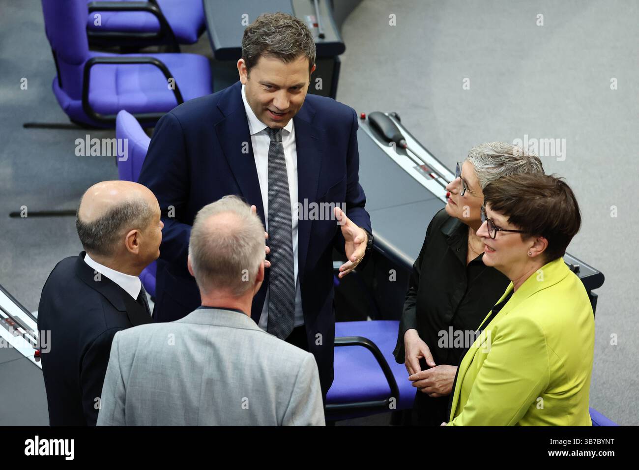 Lars Klingbeil mit Saskia Esken, Olaf Scholz und Matthias Miersch ...
