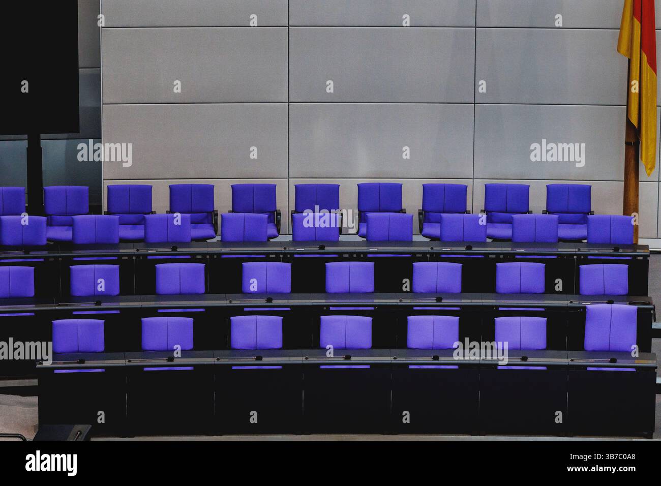 Berlin, Deutschland. 06th May, 2025. The empty government bench ...