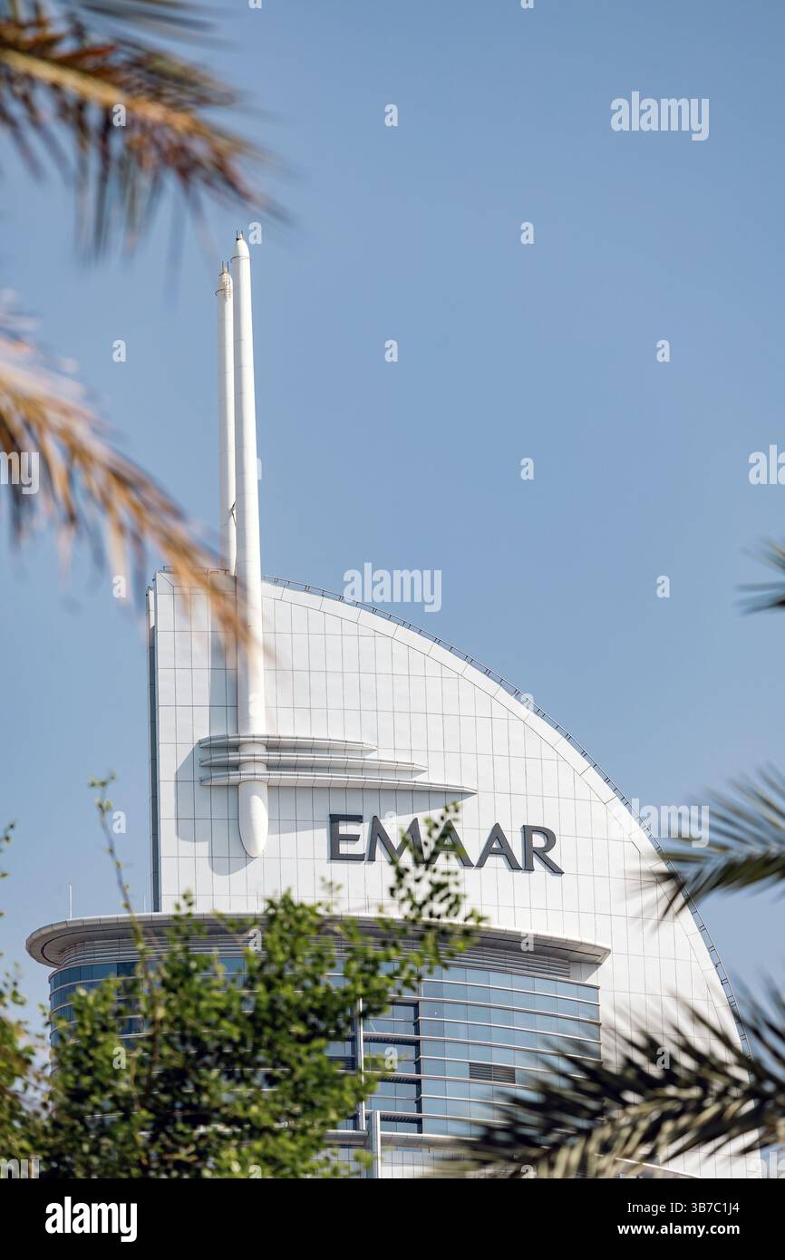 Emaar Properties logo on white building. Dubai, UAE - 1 NOV 2023 Stock ...