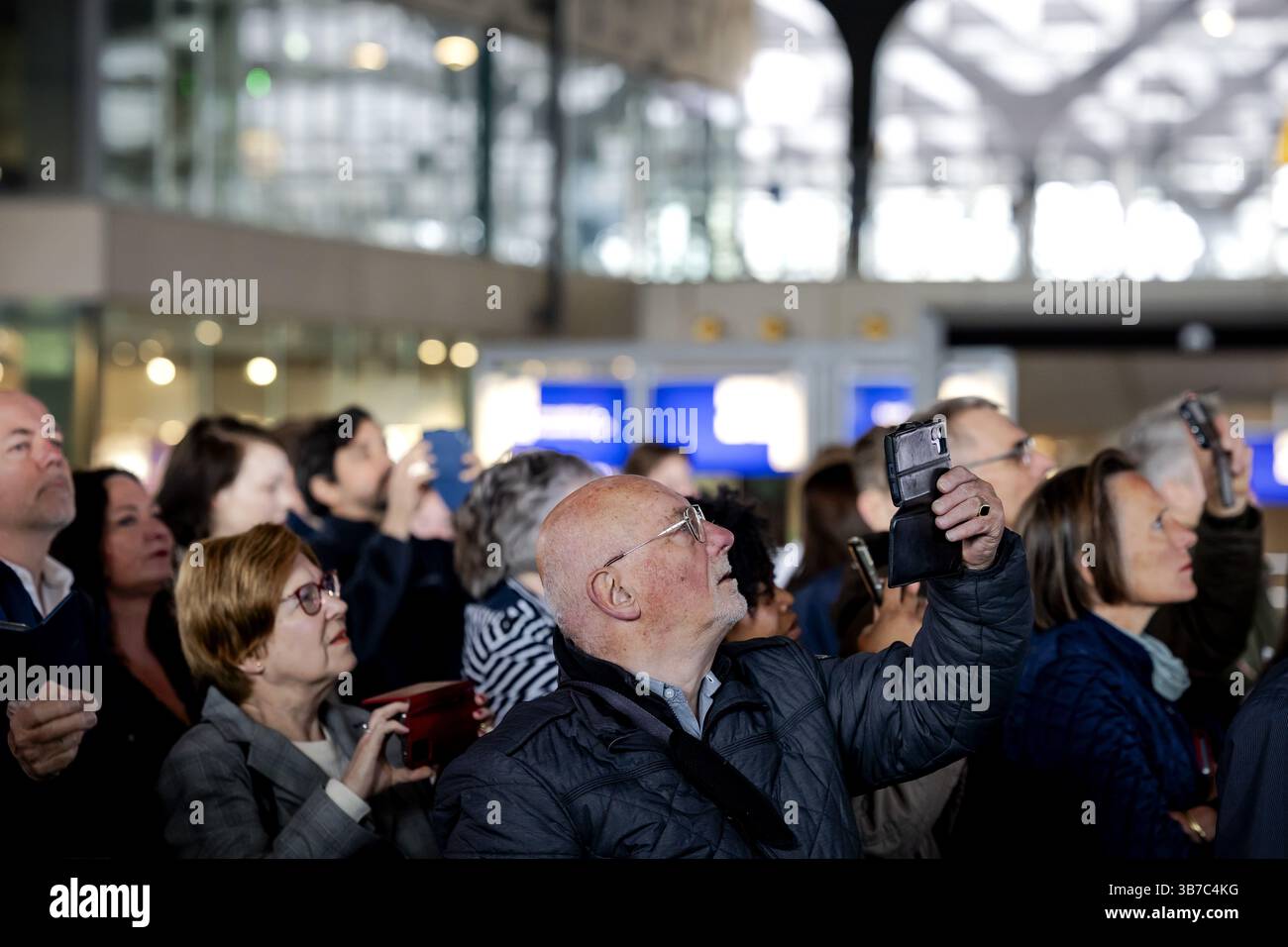 ROTTERDAM - Interested people view a projection of names and, where ...