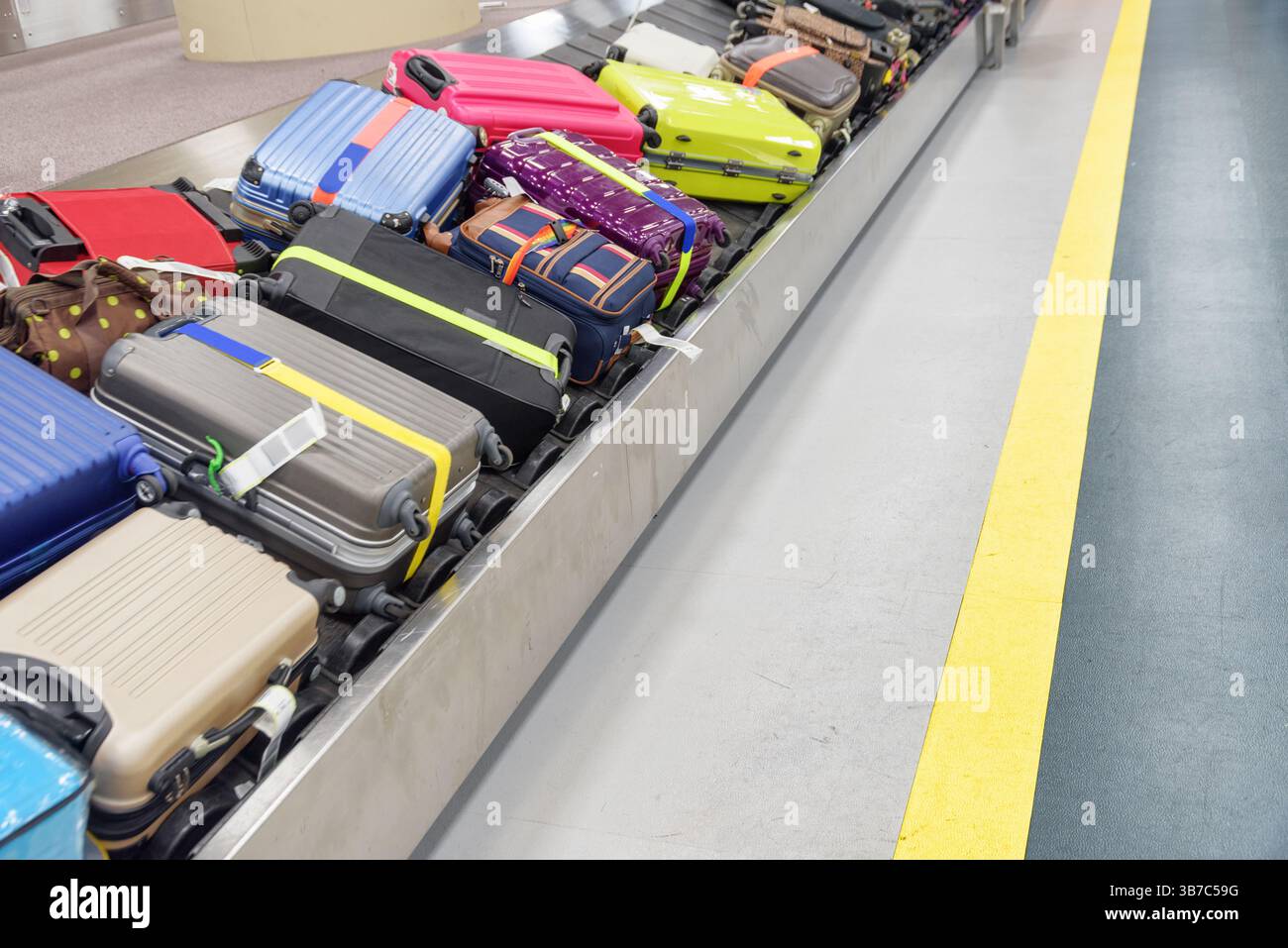 Baggage arriving conveyor belt in hi-res stock photography and images ...