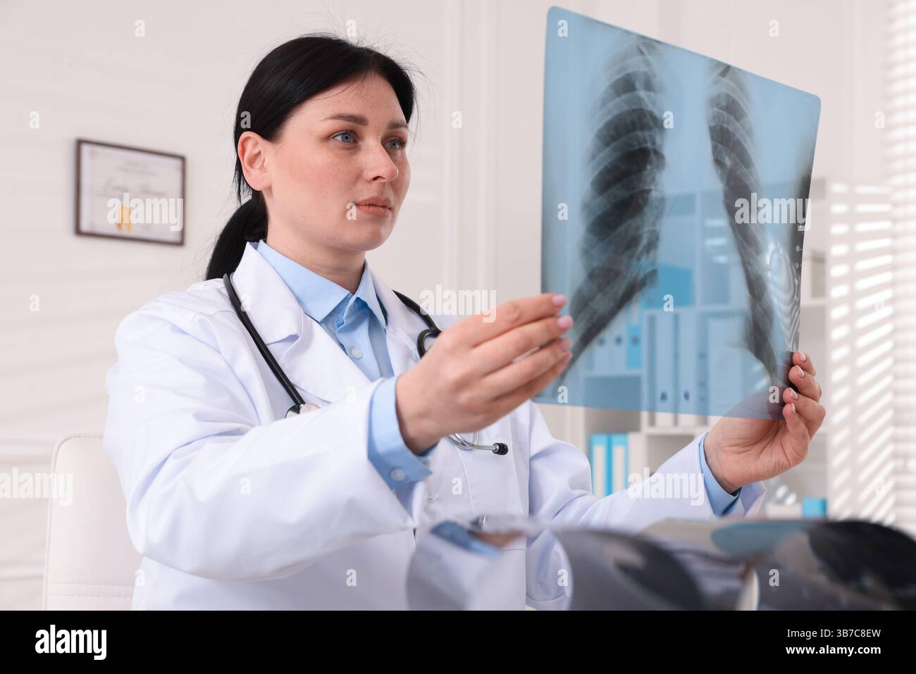 Doctor examining lung MRI scan in clinic Stock Photo - Alamy
