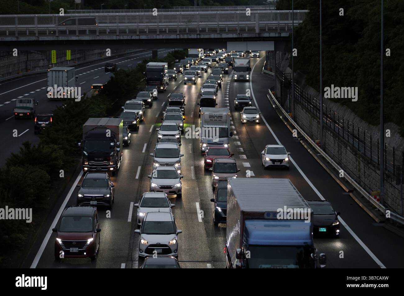 The upbound lanes heading towards central Tokyo of the Tomei Expressway ...
