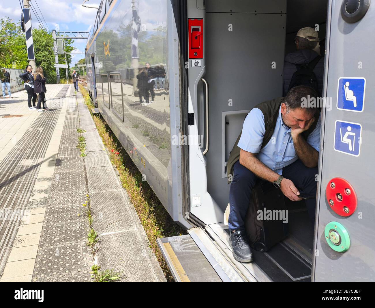 News - Rail Strike Leaves Hundreds Stranded in Cisterna di Latina From ...