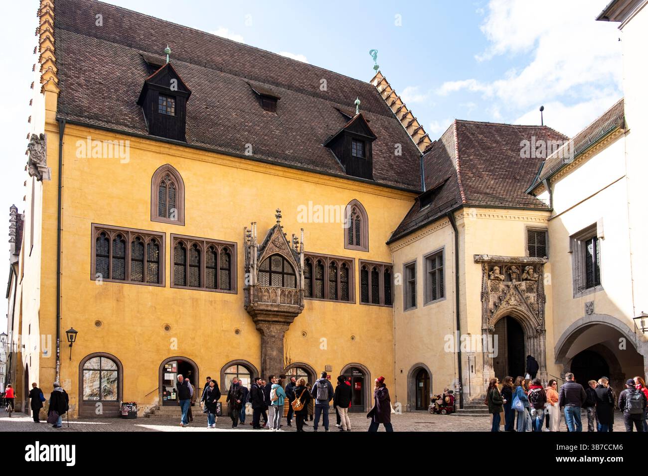 Altes Rathhaus old town hall building in Regnesbury Town Centre Bavaria ...