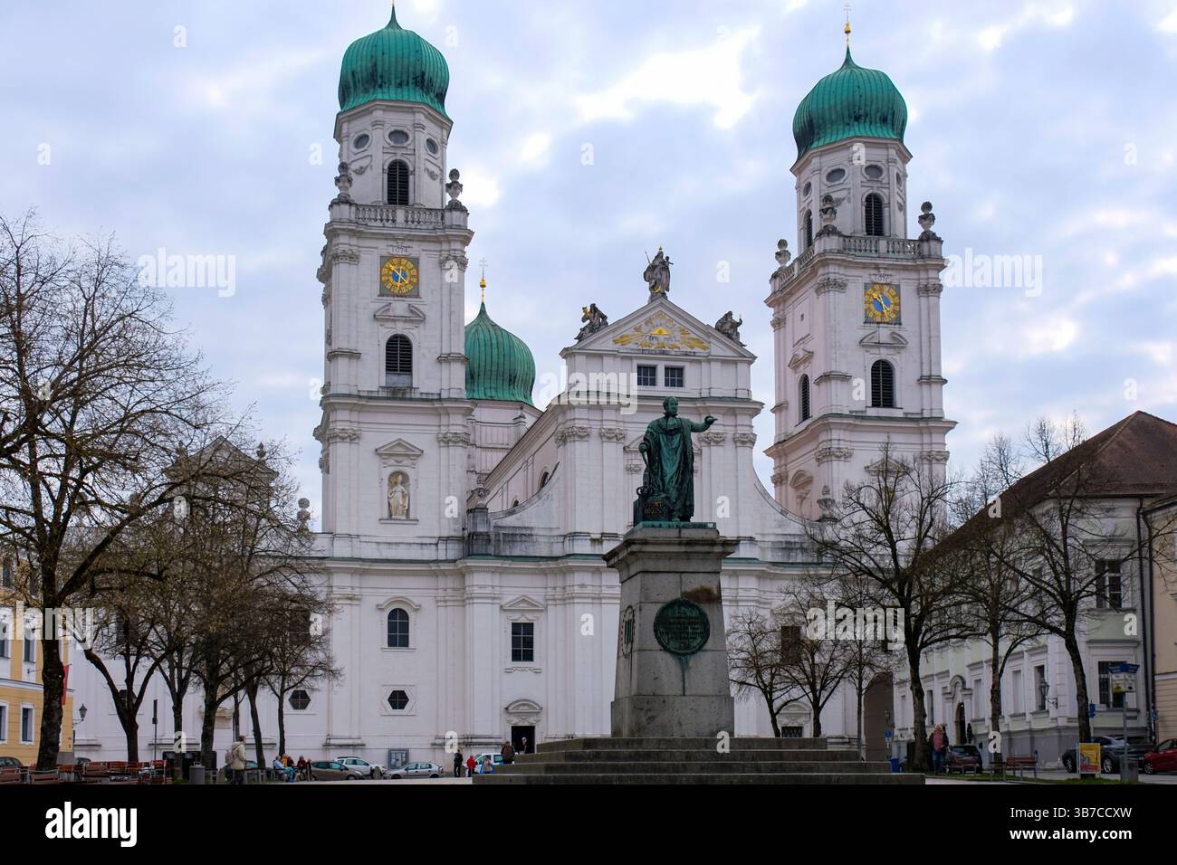 Statue stands on a granite pedestal in cathedral square hi-res stock ...