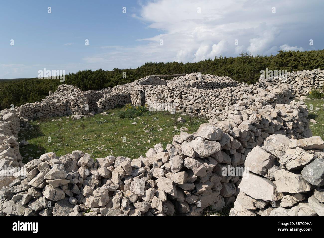 Stone steps ancient walls hi-res stock photography and images - Alamy