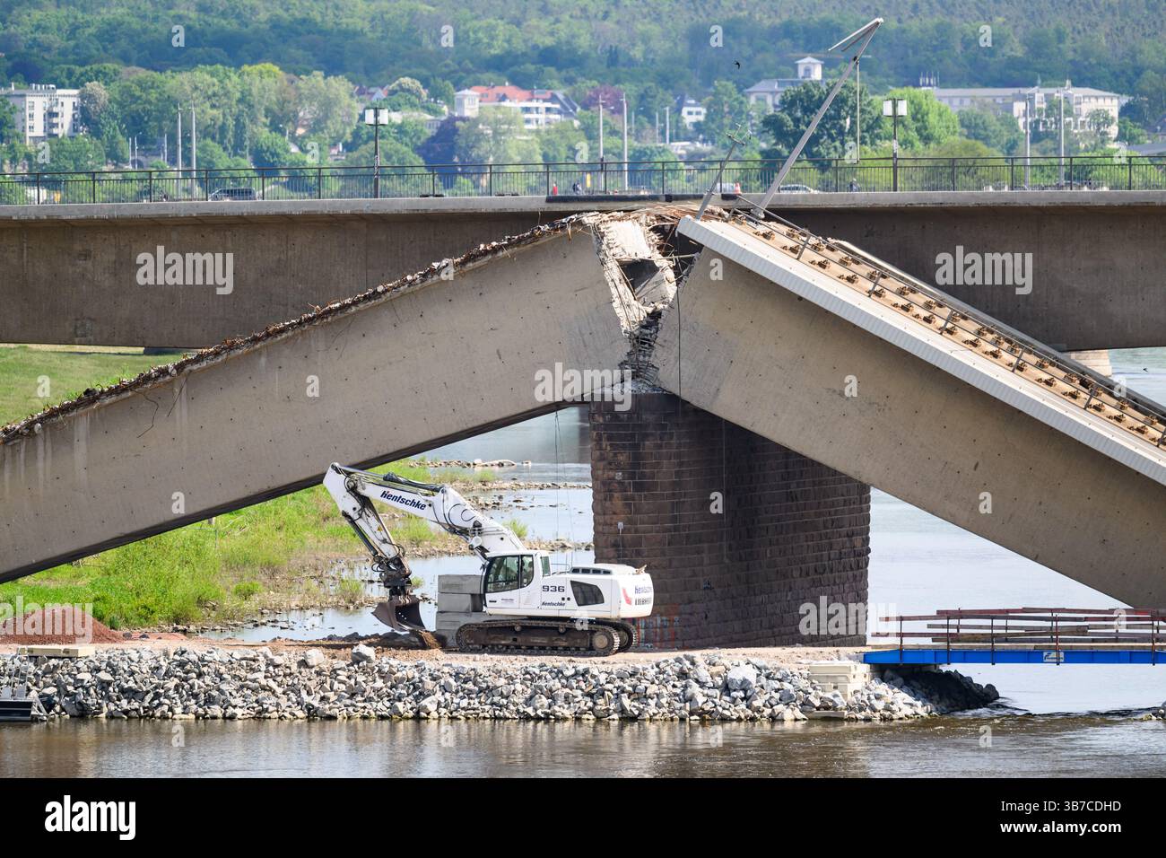 Dresden, Germany. 06th May, 2025. View of the collapsed Carolabrücke ...