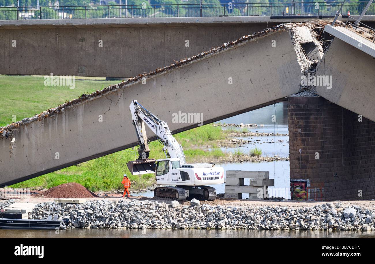 Dresden, Germany. 06th May, 2025. View of the collapsed Carolabrücke ...