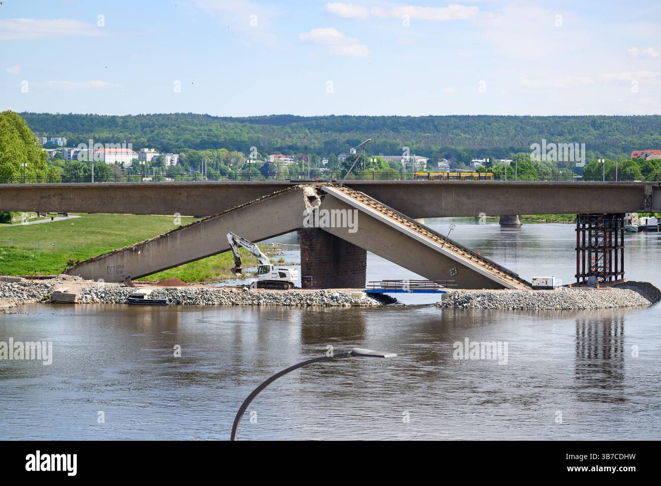 Dresden, Germany. 06th May, 2025. View of the collapsed Carolabrücke ...