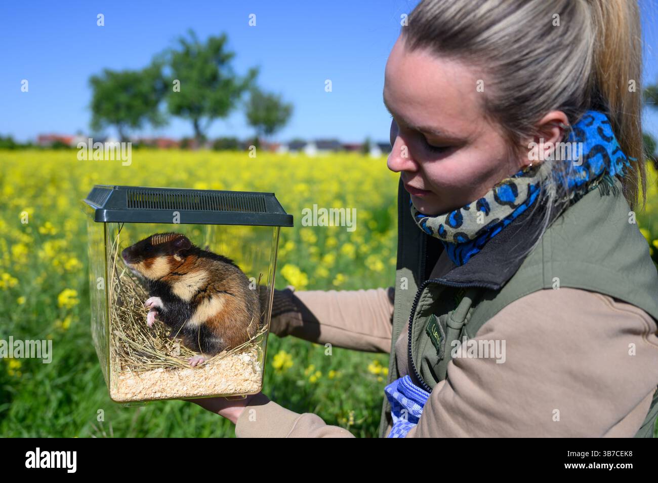 06 May 2025, Saxony, Delitzsch: Animal keeper Celina Lembke from ...