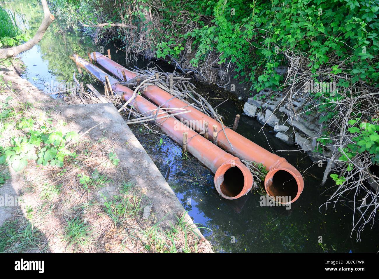 Laatzen, Germany. 06th May, 2025. Pipes used as drainage lie in a ...