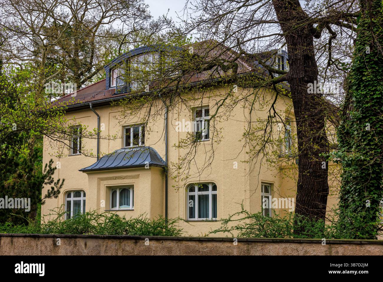 The former KGB building, where Vladimir Putin worked in the 1980s ...