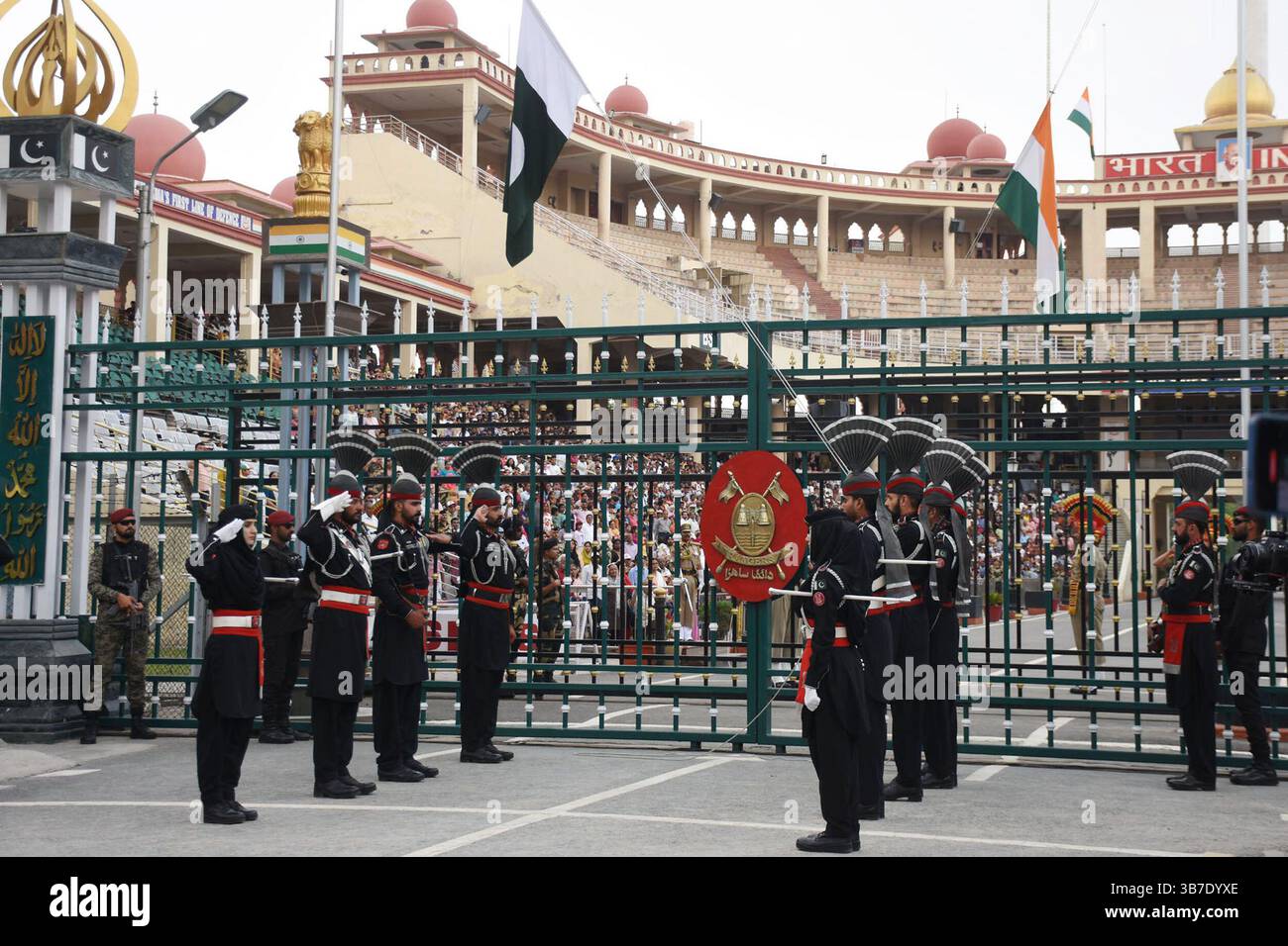 (250506) -- LAHORE, May 6, 2025 (Xinhua) -- Pakistani soldiers attend a ...