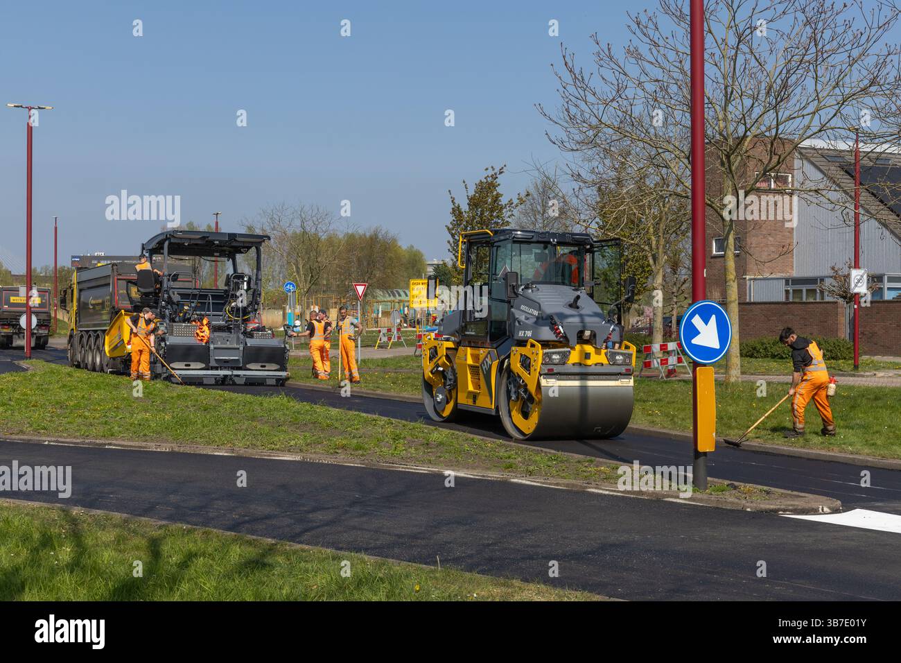 Road construction crew uses hi-res stock photography and images - Alamy