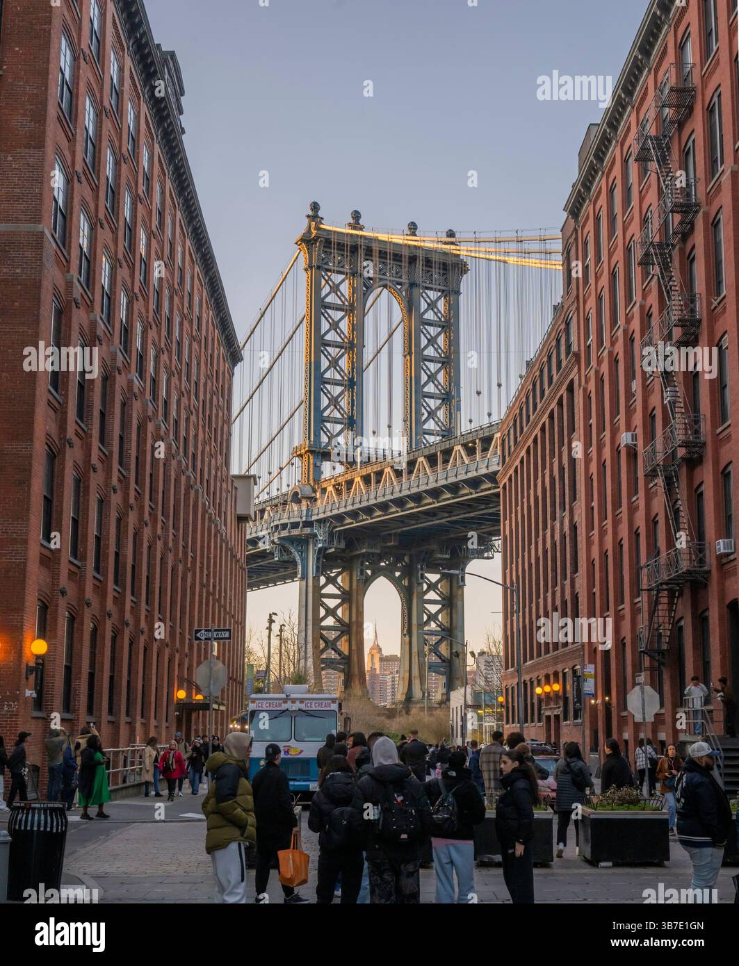 Tourists in the Dumbo area of Brooklyn Stock Photo - Alamy