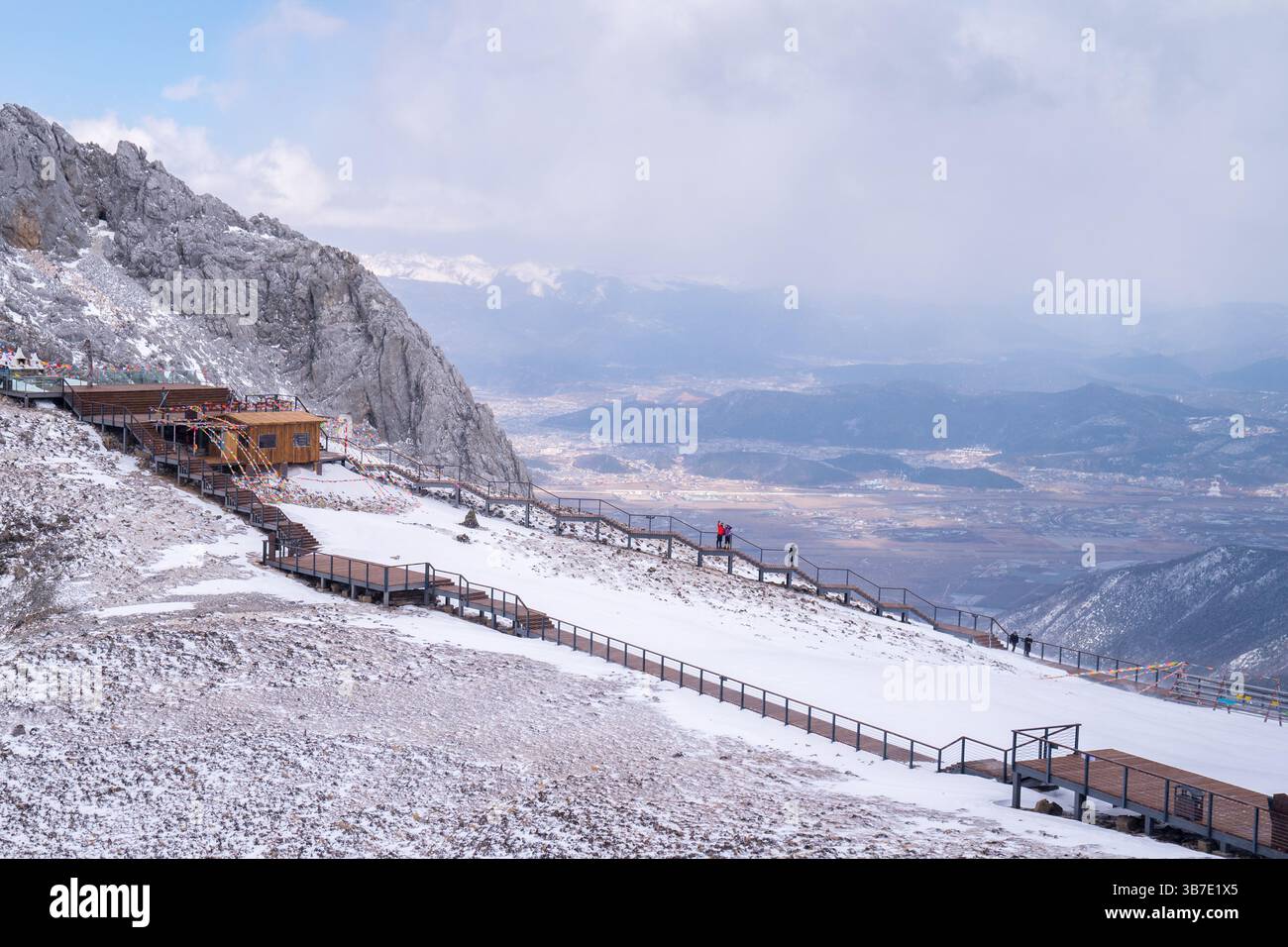 Shangri LA, USA. 6th May, 2025. Tourists visit Shika Snow Mountain in ...