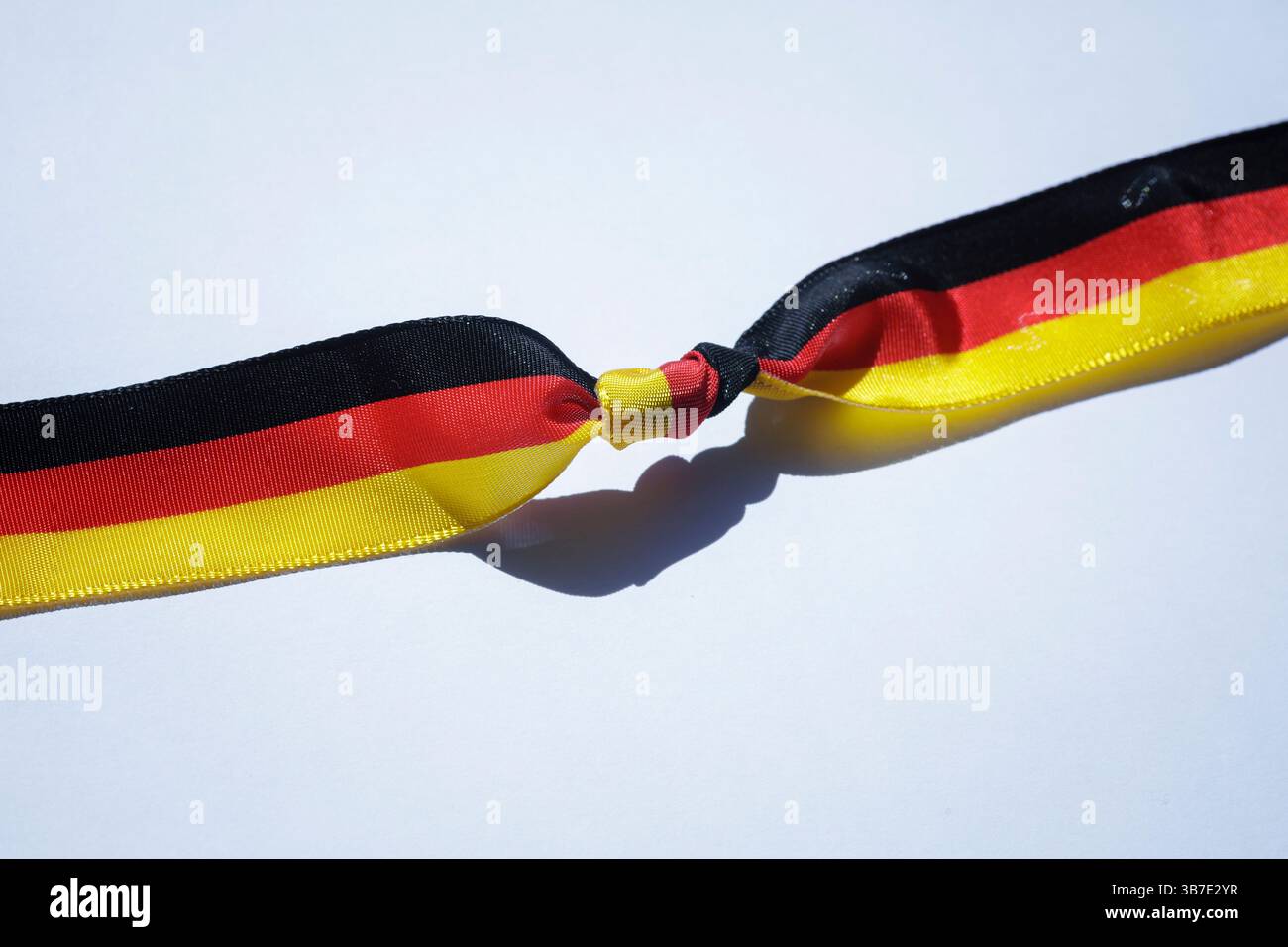 Berlin, Deutschland. 06th May, 2025. Symbolic photo: Knot in a ribbon ...