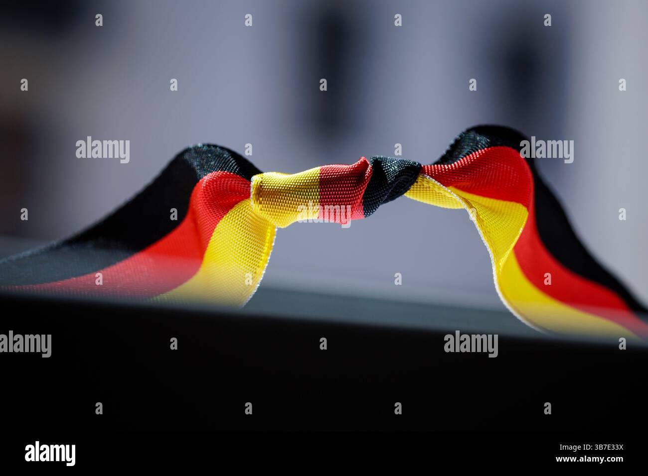 Berlin, Deutschland. 06th May, 2025. Symbolic photo: Knot in a ribbon ...