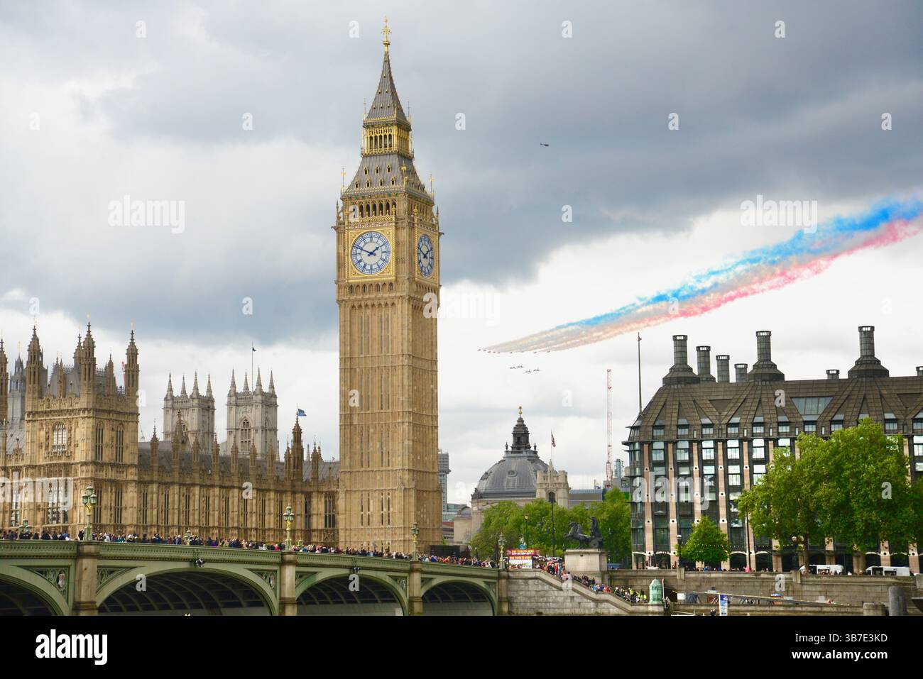 The Red Arrows flying past The Houses of Parliament during the VE Day ...