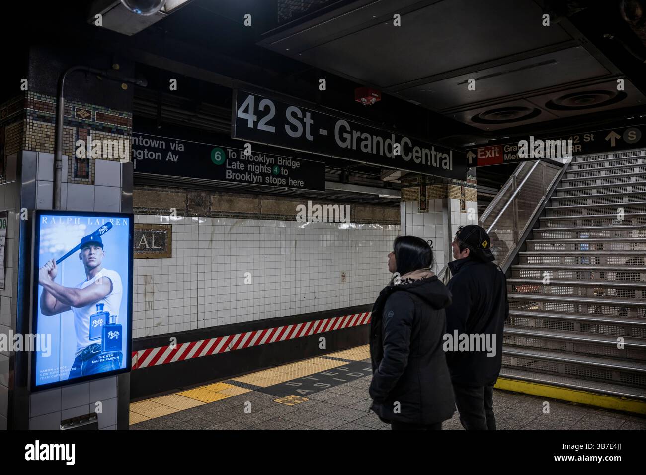 People wait for a subway train at Grand Central Station Stock Photo - Alamy