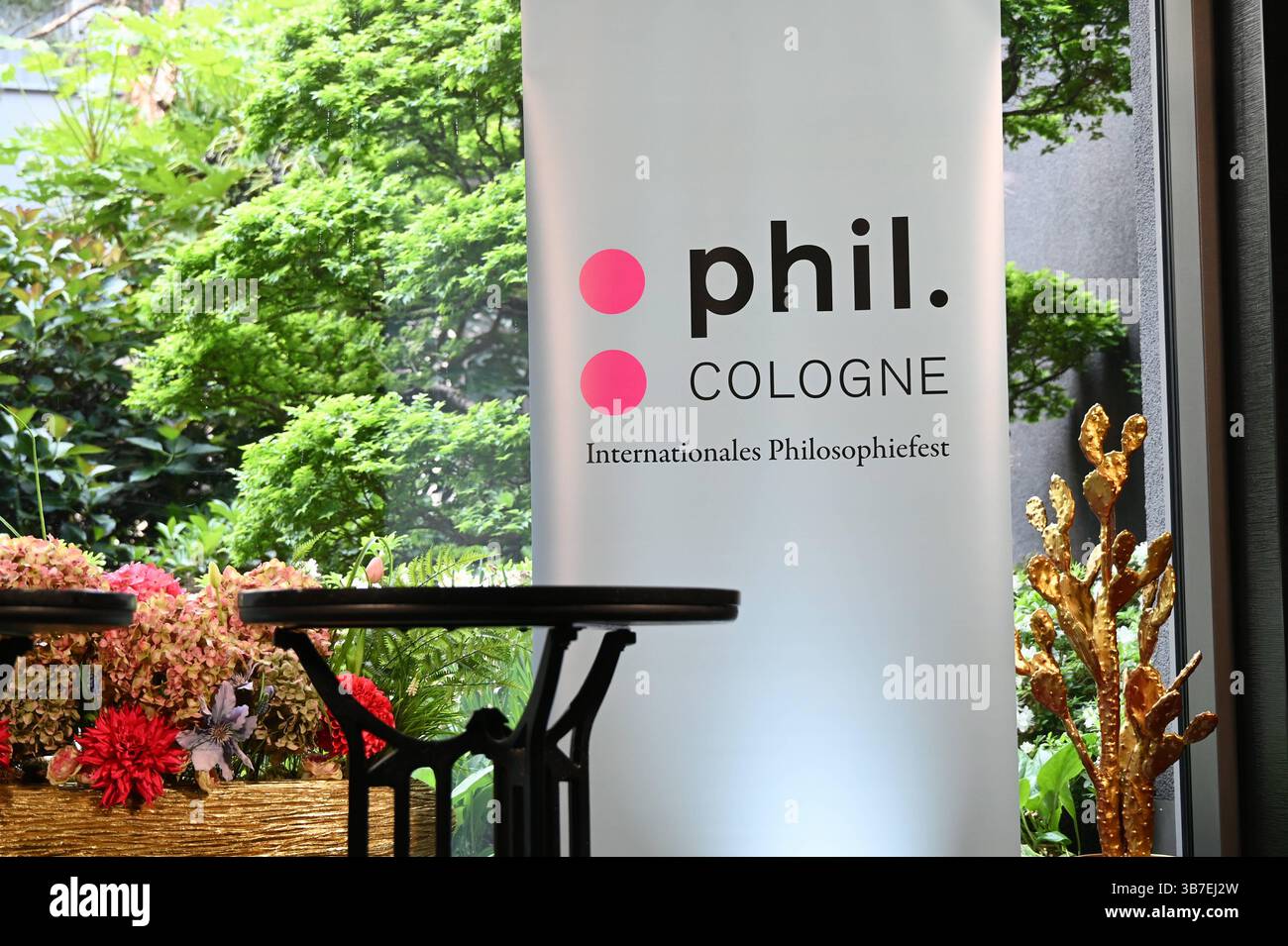 Aufsteller mit Logo und Schriftzug bei der Programmvorstellung der 13 ...